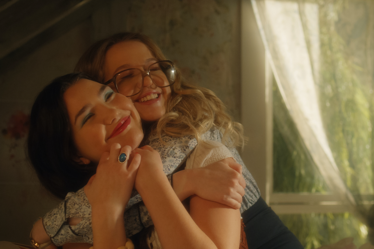 Firefly Lane Season 1 Review: Someone Let This Firefly Out of the Jar