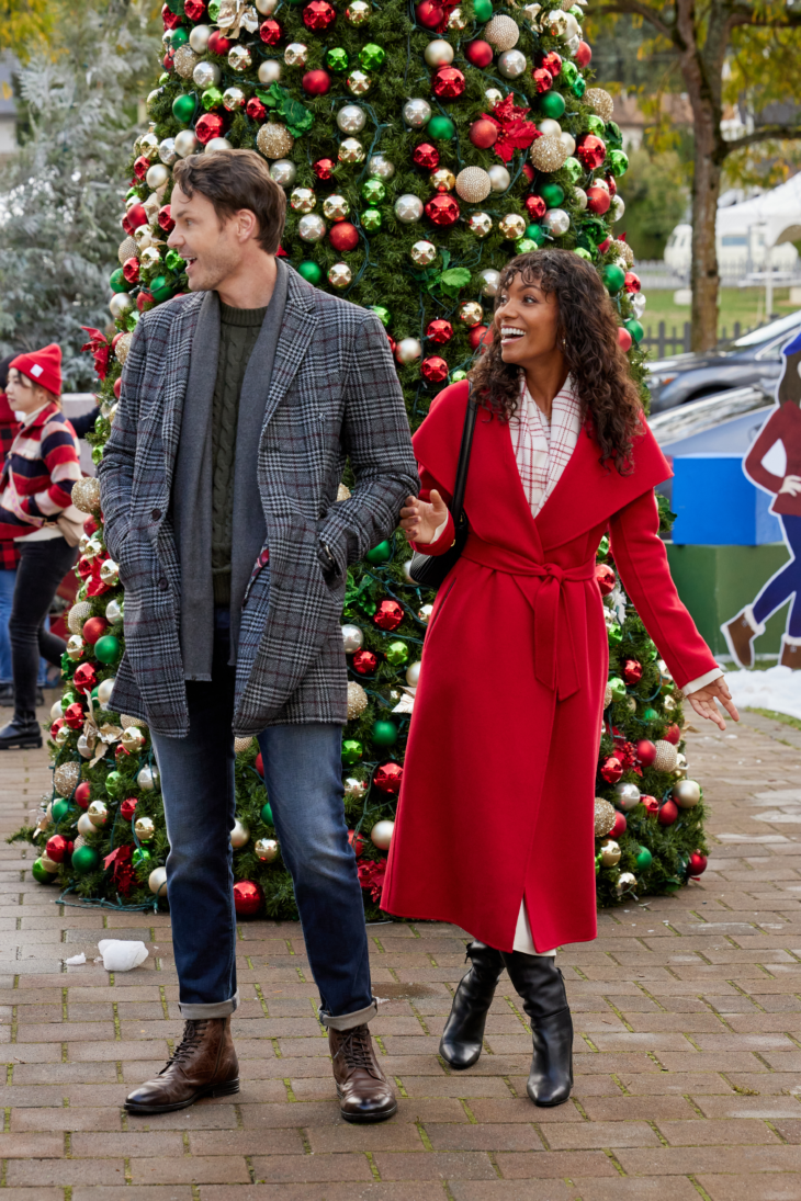 Magic in Mistletoe Review: A Slight Twist to the Formula, but Another ...