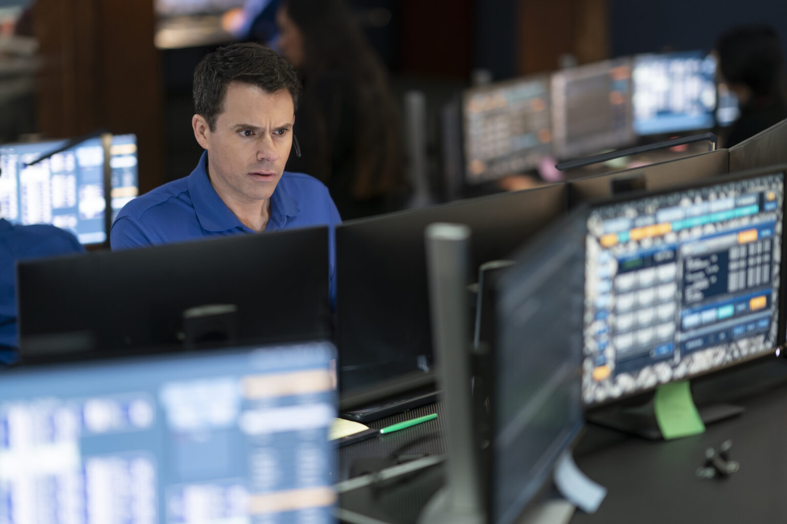 Preview — 9-1-1 Season 8 Episode 1: Can the 118 Stop a Bee-nado?