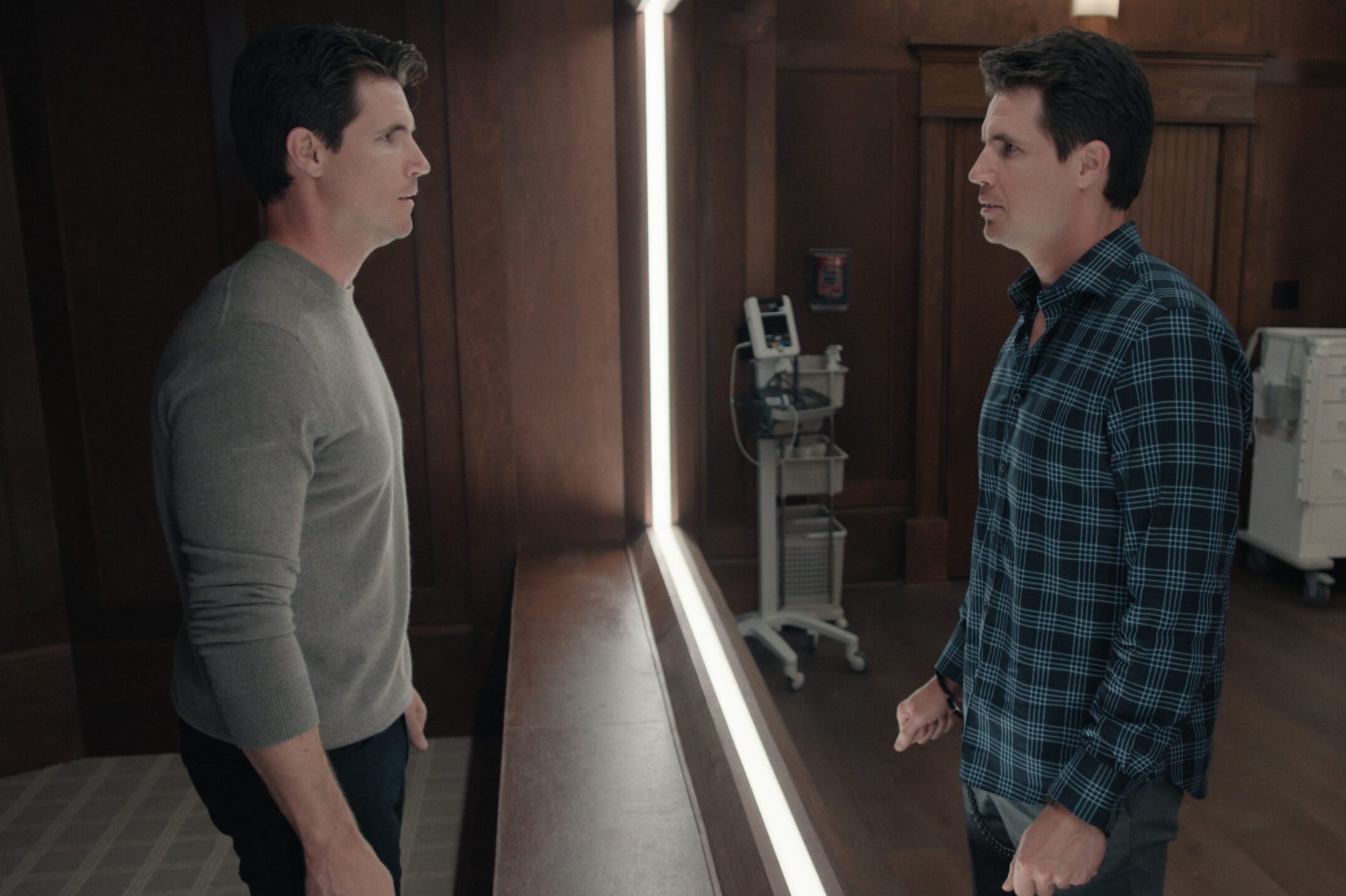Robbie Amell and Kevin Bigley Talk Upload Season 4 and Break Down ...